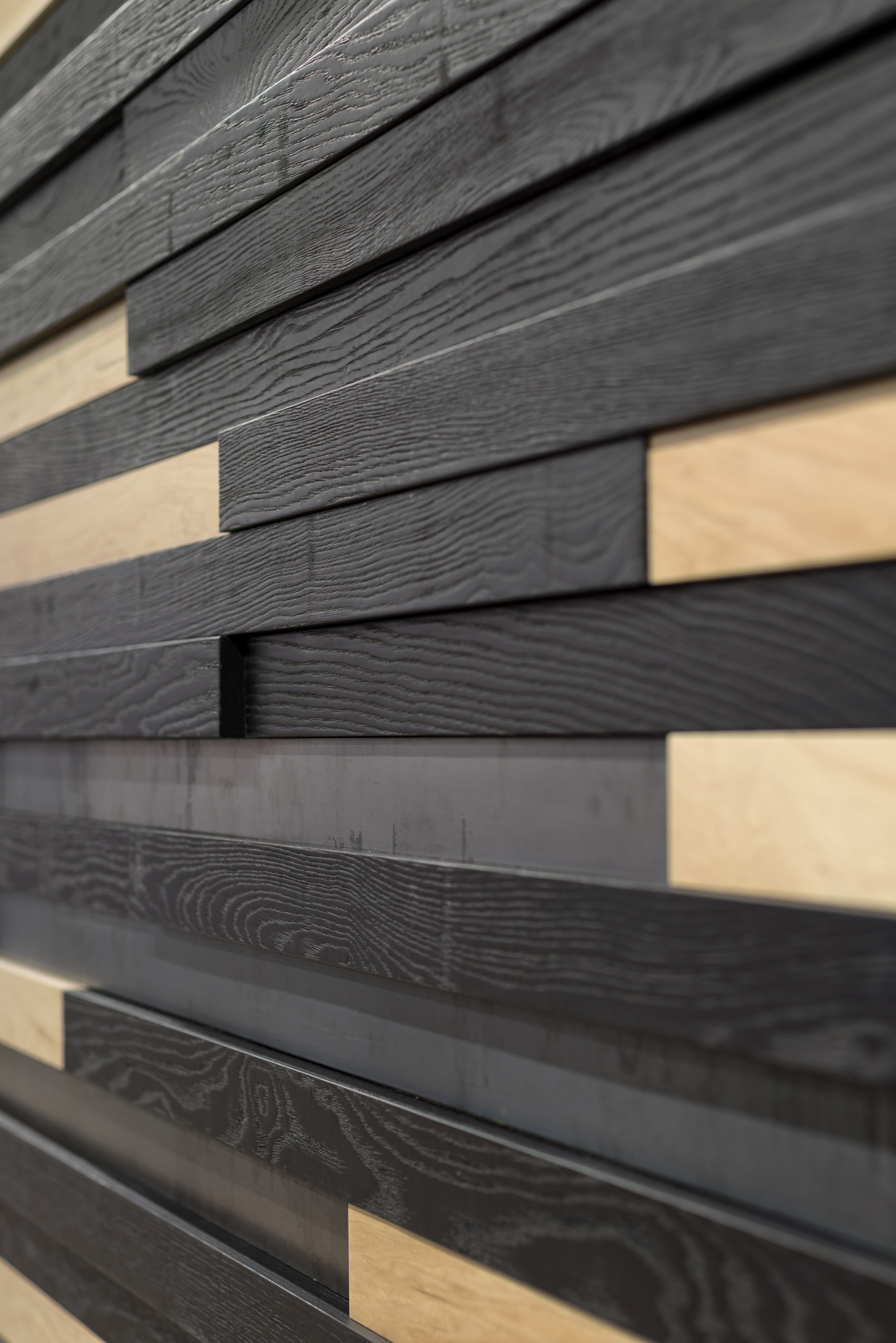Pared madera negra natural | Lambrin de madera, Espacio de oficina ...